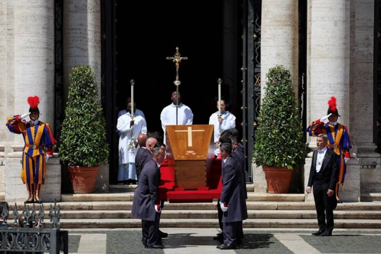 El féretro del papa Francisco recorrió Roma hasta su última morada ...