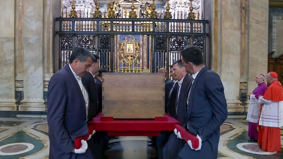 El féretro del papa Francisco recorrió Roma hasta su última morada ...